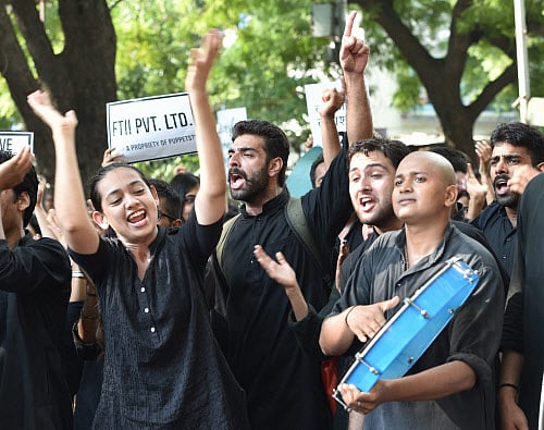 FTII students condemn assessment during strike