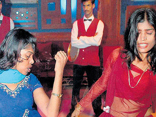 SC lifts ban on dance bars in M'rashtra