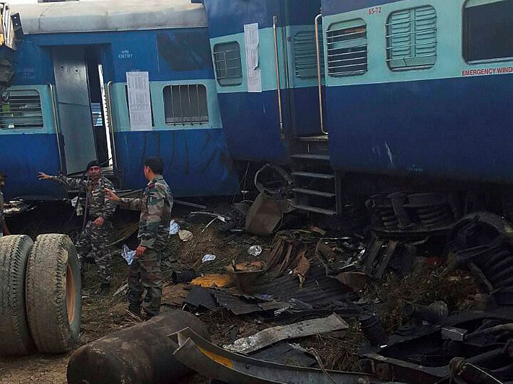 Rail fracture suspected to be cause of derailment