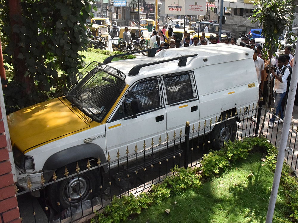 Heist van found abandoned with Rs 45 lakhs; driver at large
