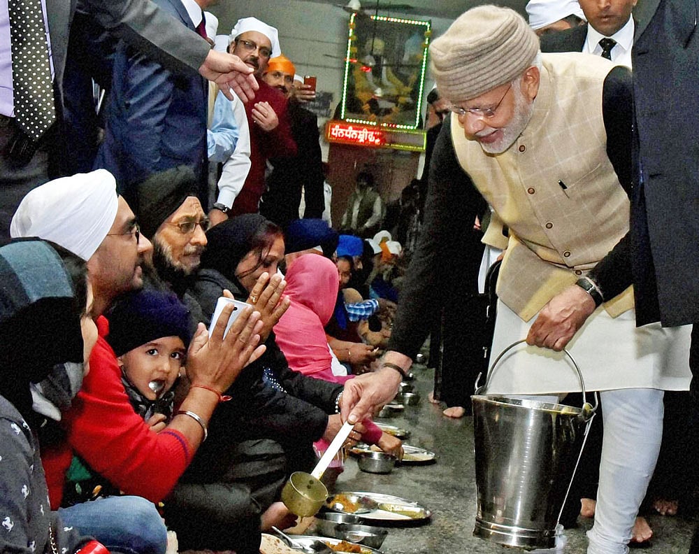 Modi serves langar at Golden Temple