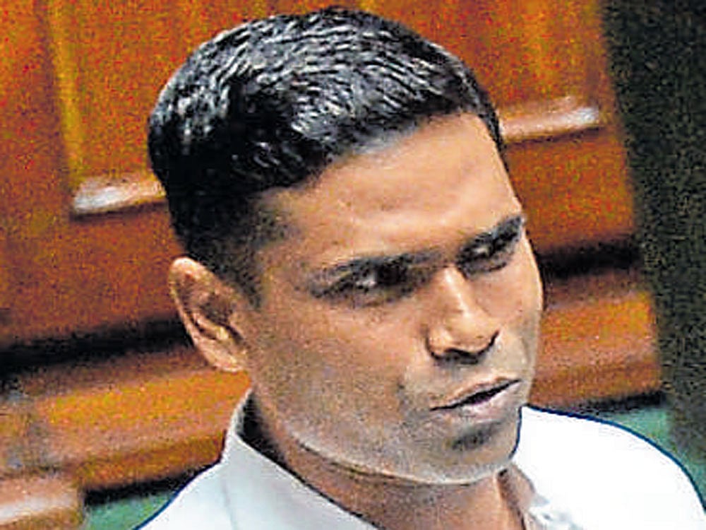 Police station will be set on fire, Kudachi MLA warns cops