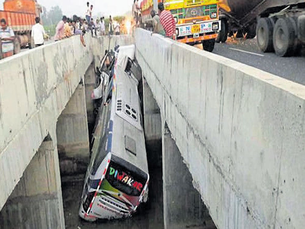 11 dead, 30 injured as bus falls off bridge in AP