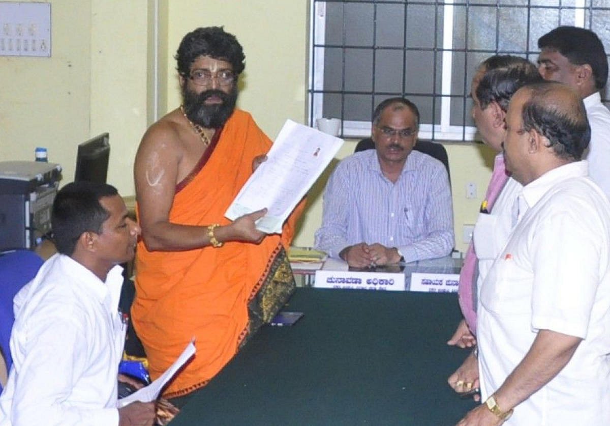 Shiroor Mutt pontiff files papers from Udupi