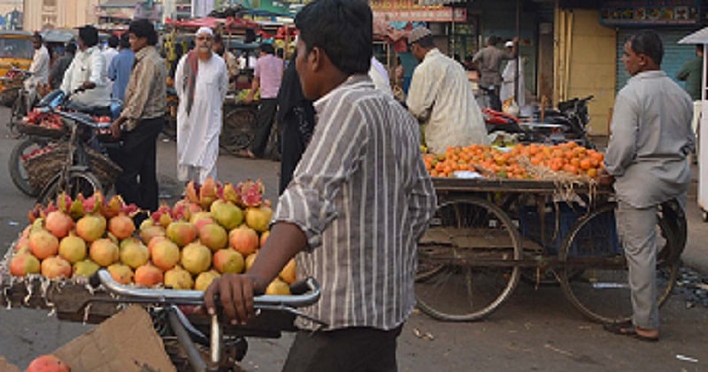 Angry UP cop fines street vendor for serving him late