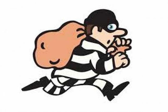 Four-men gang robs valuables, locks up women