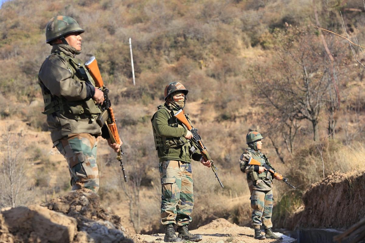 Pak Rangers target villages, border outposts along IB