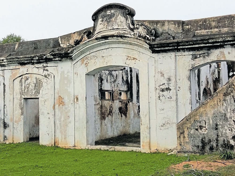 Monuments face utter neglect in Bandar Fort