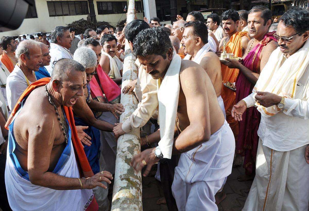 Palimaru mutt performs Bhattha Muhurtha