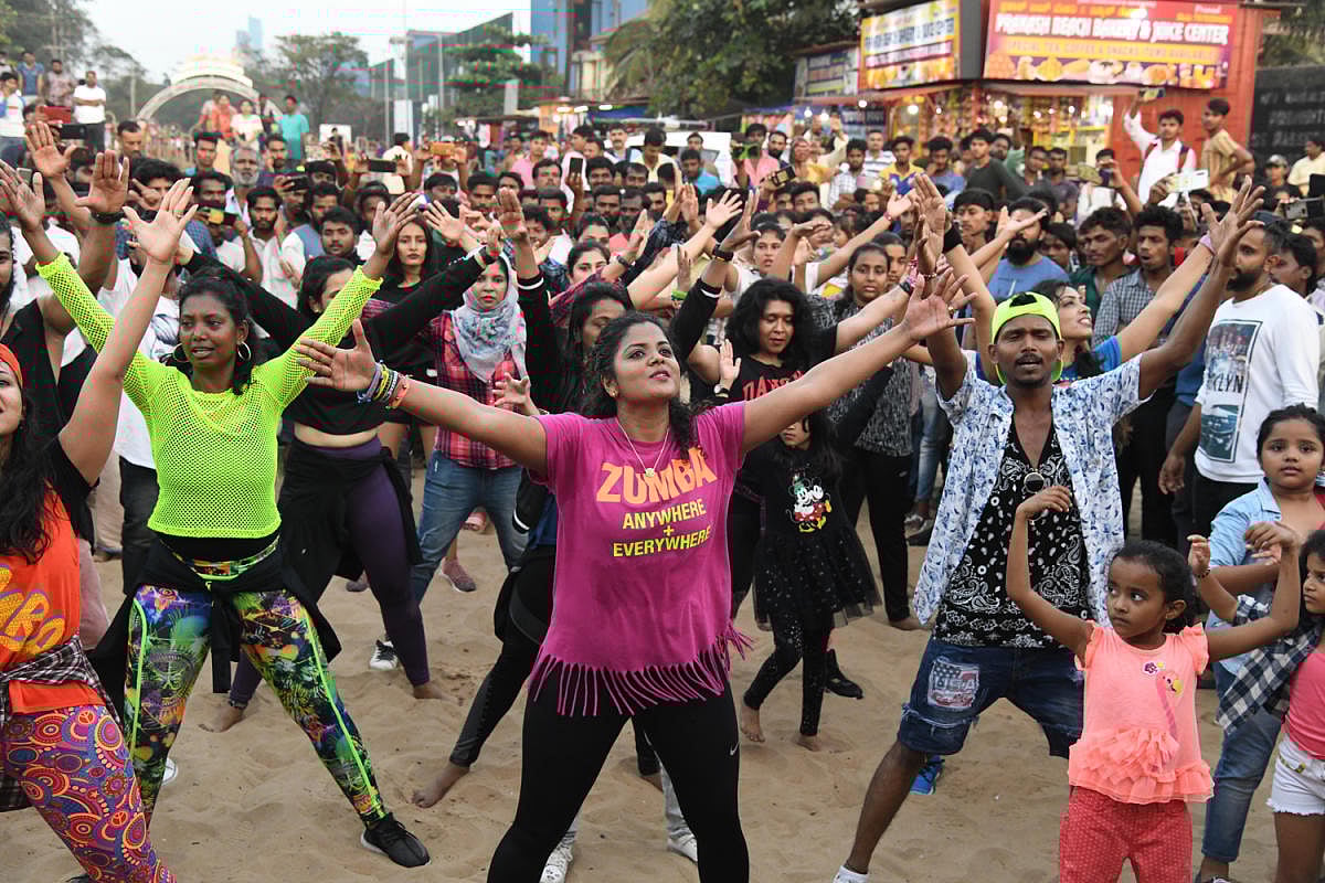 Beach Zumba draws huge crowd to Panambur