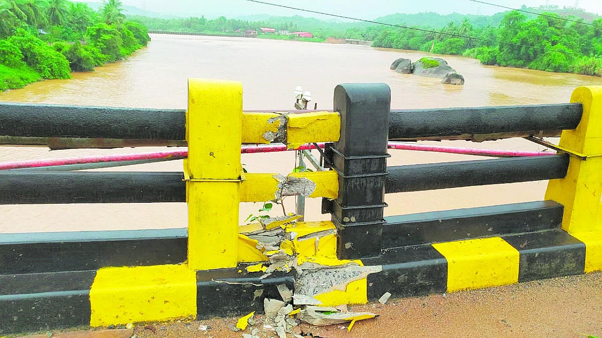 53-year-old Maravoor bridge on NH 67 develops cracks