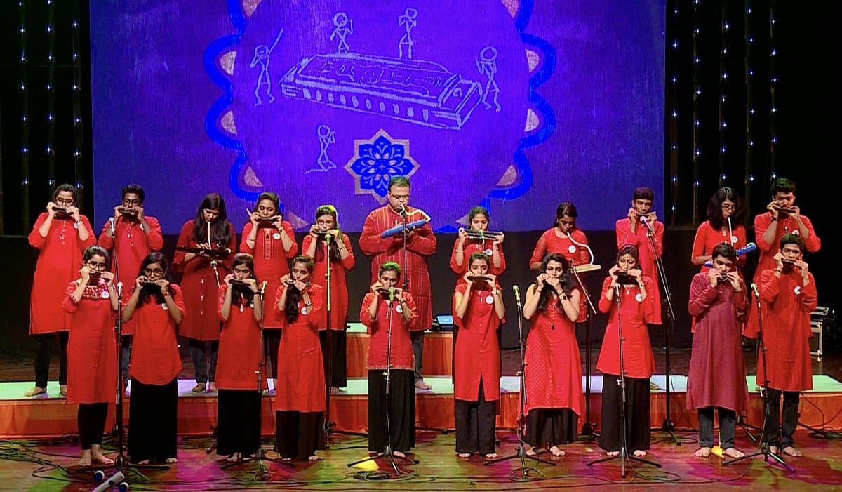 Harmonica group turns 10