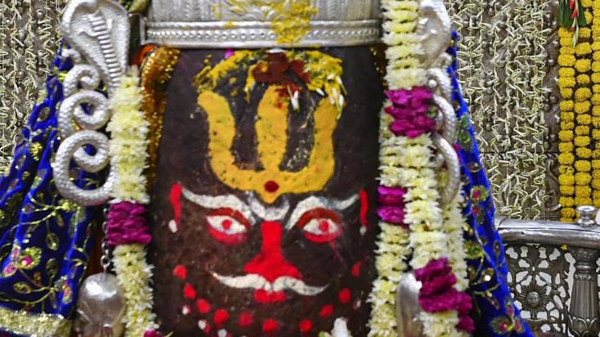 Women dance to Bollywood songs in Mahakal temple, Madhya Pradesh; spark row