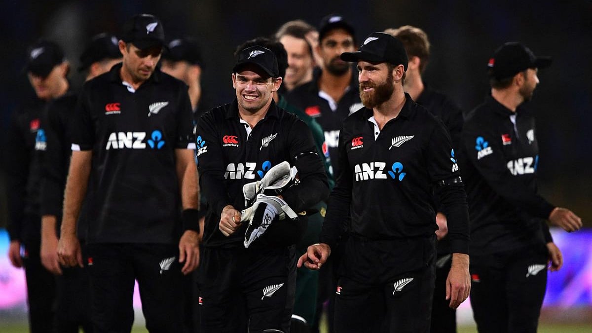 Conway hits hundred as New Zealand thump Pakistan to level series