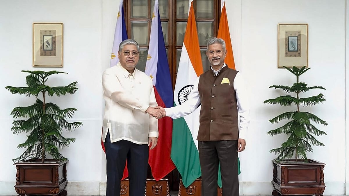 India gives Philippines Line of Credit for defence requirement