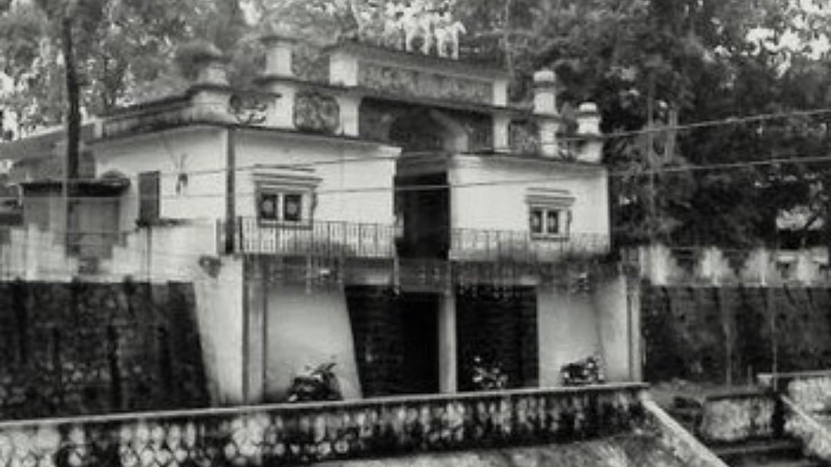 Adoor and its faces