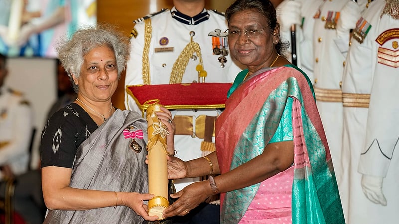 Padma Awards 2023: President Droupadi Murmu honours Sudha Murty ...