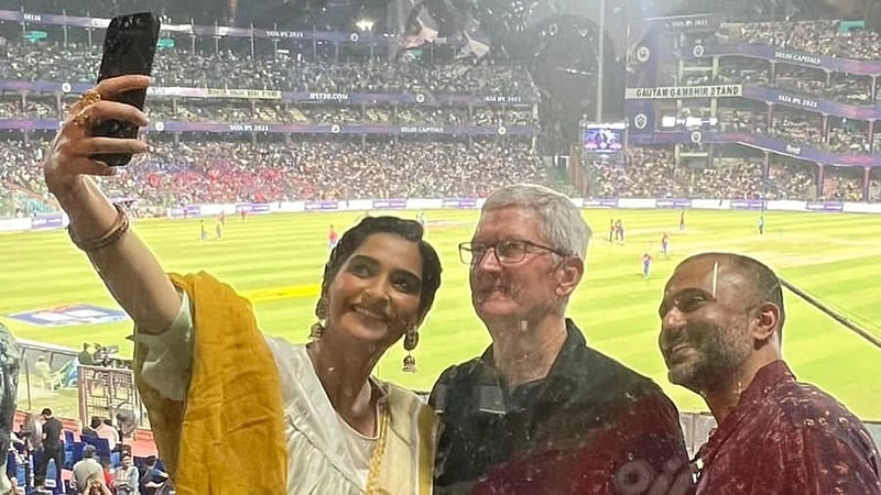 In Pics | Apple CEO Tim Cook enjoys IPL match with Sonam Kapoor, Rajiv ...