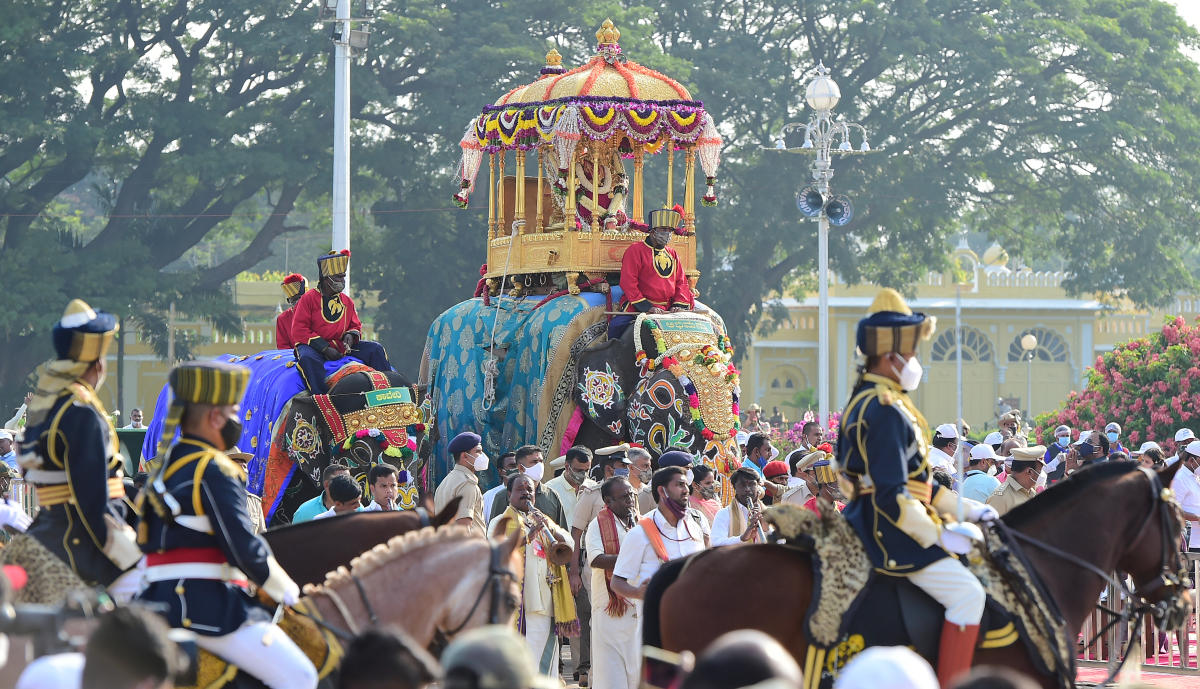 A princess reminisces about the Dasara