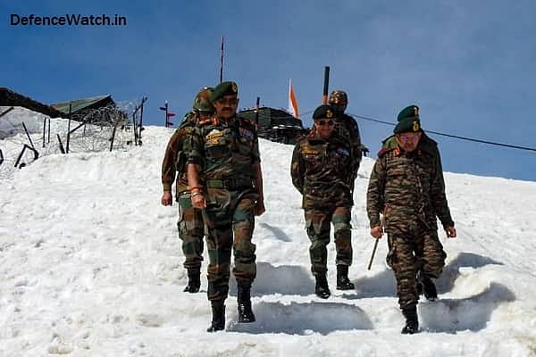 Security review: Northern Army Commander visits forward area along LOC