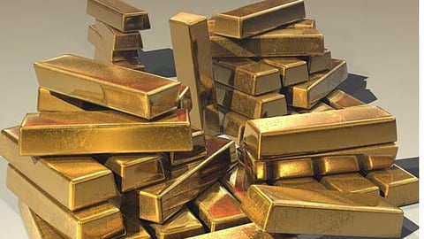 Gold prices surge this year: Investors weigh physical gold vs. gold ETFs