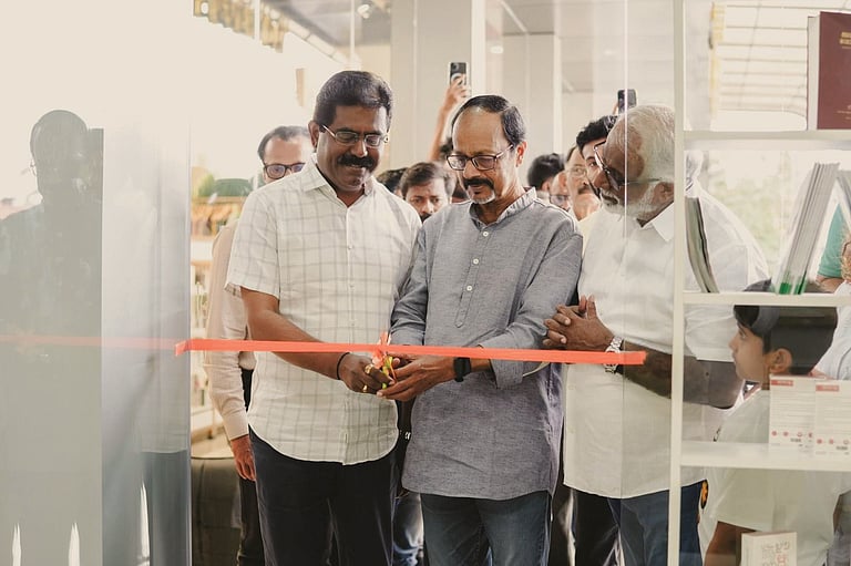 വായനക്കാർക്കായി വീട്ടുപടിക്കൽ പുസ്തകങ്ങൾ; കൊച്ചിയിൽ ശ്രദ്ധ നേടി ‘മൈ ...