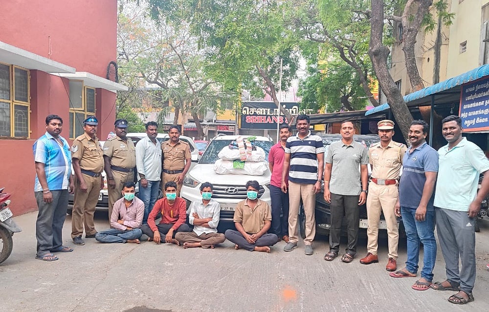 வாலாஜாப்பேட்டையில் குட்கா கடத்தல்: 3 கார் பறிமுதல், 4 பேர் கைது