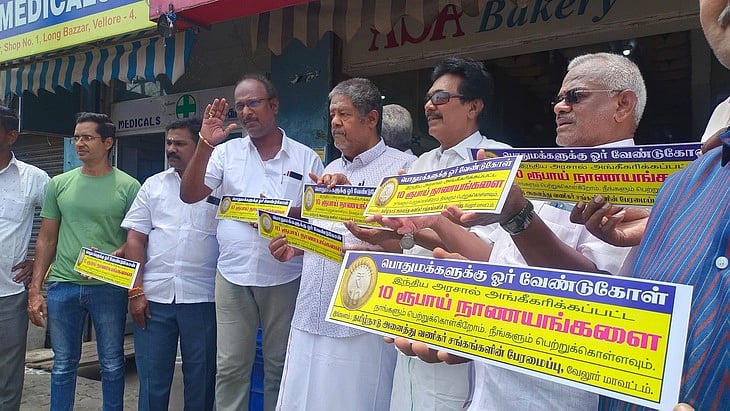 பத்து ரூபாய் நாணயங்களை ஏற்க ஒட்டப்படும் விழிப்புணா்வு வில்லைகள்!