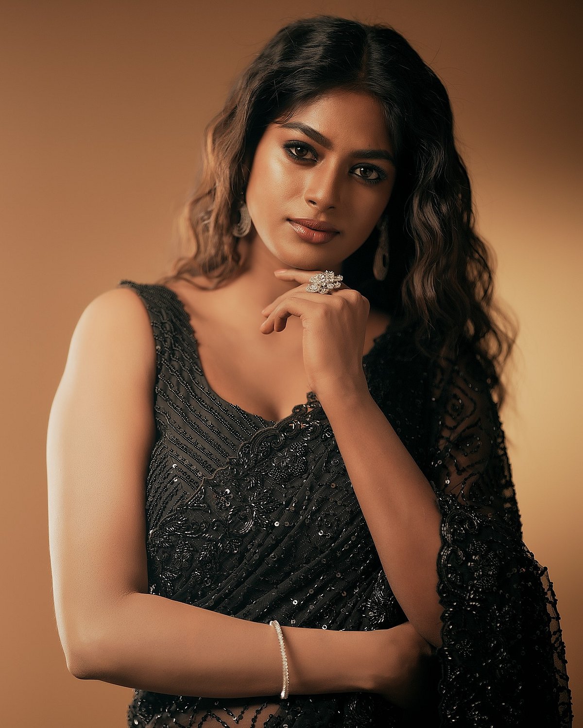 தேவதை பார்க்கும் நேரமிது... வினுஷா தேவி!