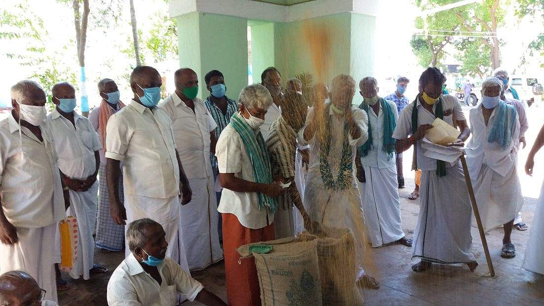 பொதுப்பணித் துறை அலுவலகத்தில் நெல்லை வாரி இறைத்து போராட்டத்தில் ஈடுபட்ட ...