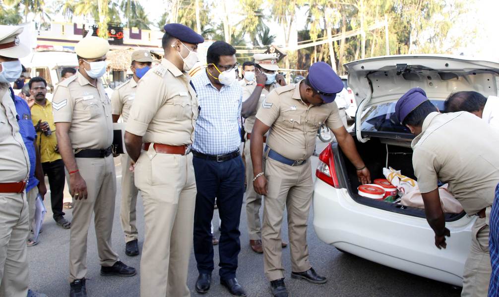 ராமநாதபுரத்தில் பறக்கும் படையினரின் வாகனச் சோதனை தொடக்கம்