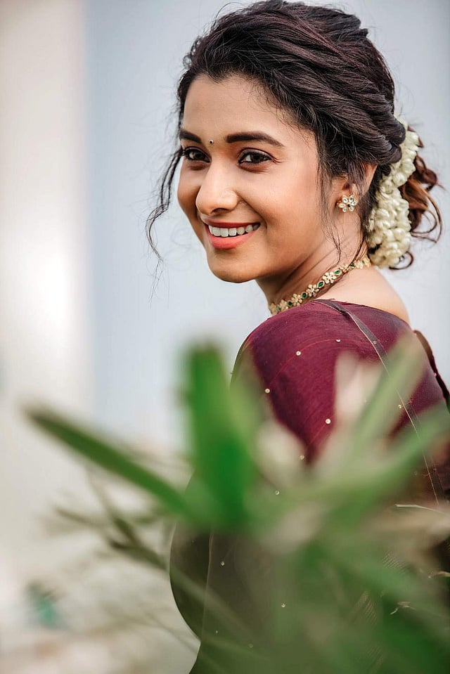 புன்னகைக்கும் ராணபிரியா பவானி சங்கர் - புகைப்படங்கள்