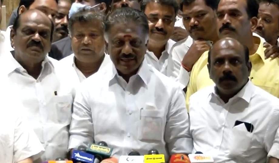 தடையை உடைத்து அதிமுக அலுவலகத்தில் நுழைந்த ஓபிஎஸ்: ஜெயலலிதா, எம்ஜிஆர் ...