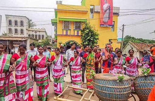 ஆதிவாசி எழுச்சியின் அடையாளம்