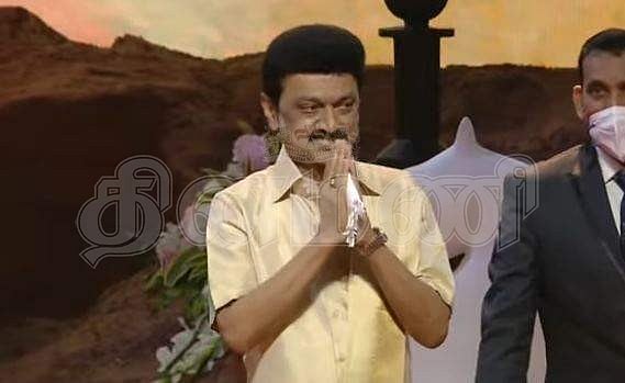 செஸ் ஒலிம்பியாட்: பட்டு வேட்டி, சட்டையில் முதல்வர் மு.க. ஸ்டாலின்