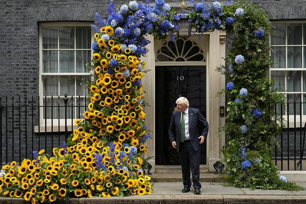 UK Decorates Downing Street Office Entrance With Ukraine's National Flower