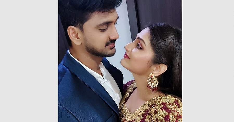 Actress Divya Shridhar Ties The Knot With Keladi Kanmani Co Star Arnav ...