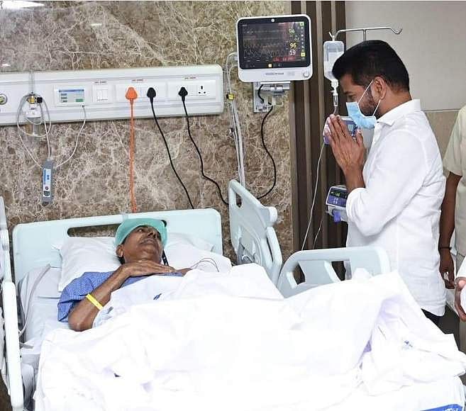 Telangana CM Revanth Reddy Meets Former CM KCR At Yashoda Hospital