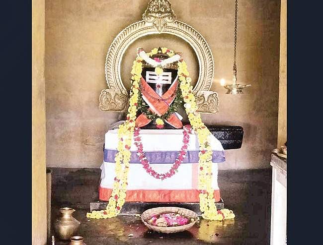 இ‌ன் ன‌‌ல் க‌ள் நீ‌க் கு‌ம் எறை யூ‌ர் இறை வ‌ன்