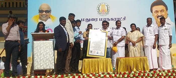 மதுரையில் 2752 தூய்மைப் பணியாளர் மூலம் கருணாநிதி உருவம் வடிவமைத்து உலக ...