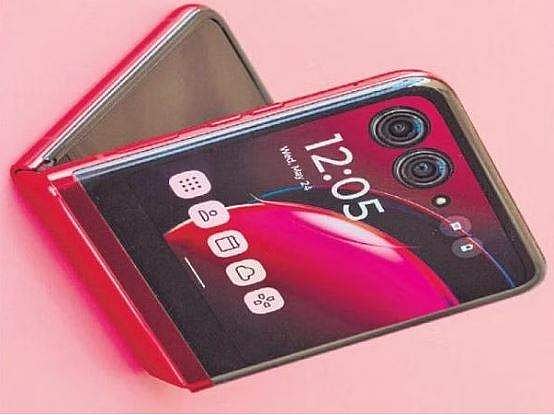 Flip smartphones making a comeback, but out of reach of common people