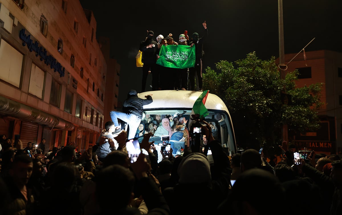 Quem são os 90 palestinianos que Israel libertou em troca das três reféns?