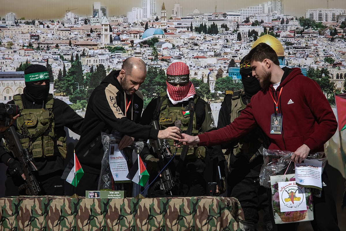 Acordo cumprido. Hamas liberta três reféns israelitas e Israel solta ...