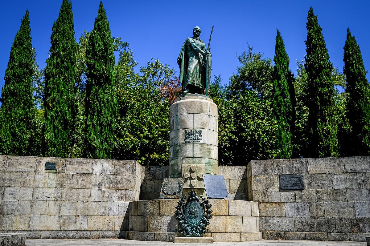 Legado de Afonso Henriques: Guerreiro Rebelde e Mito Português