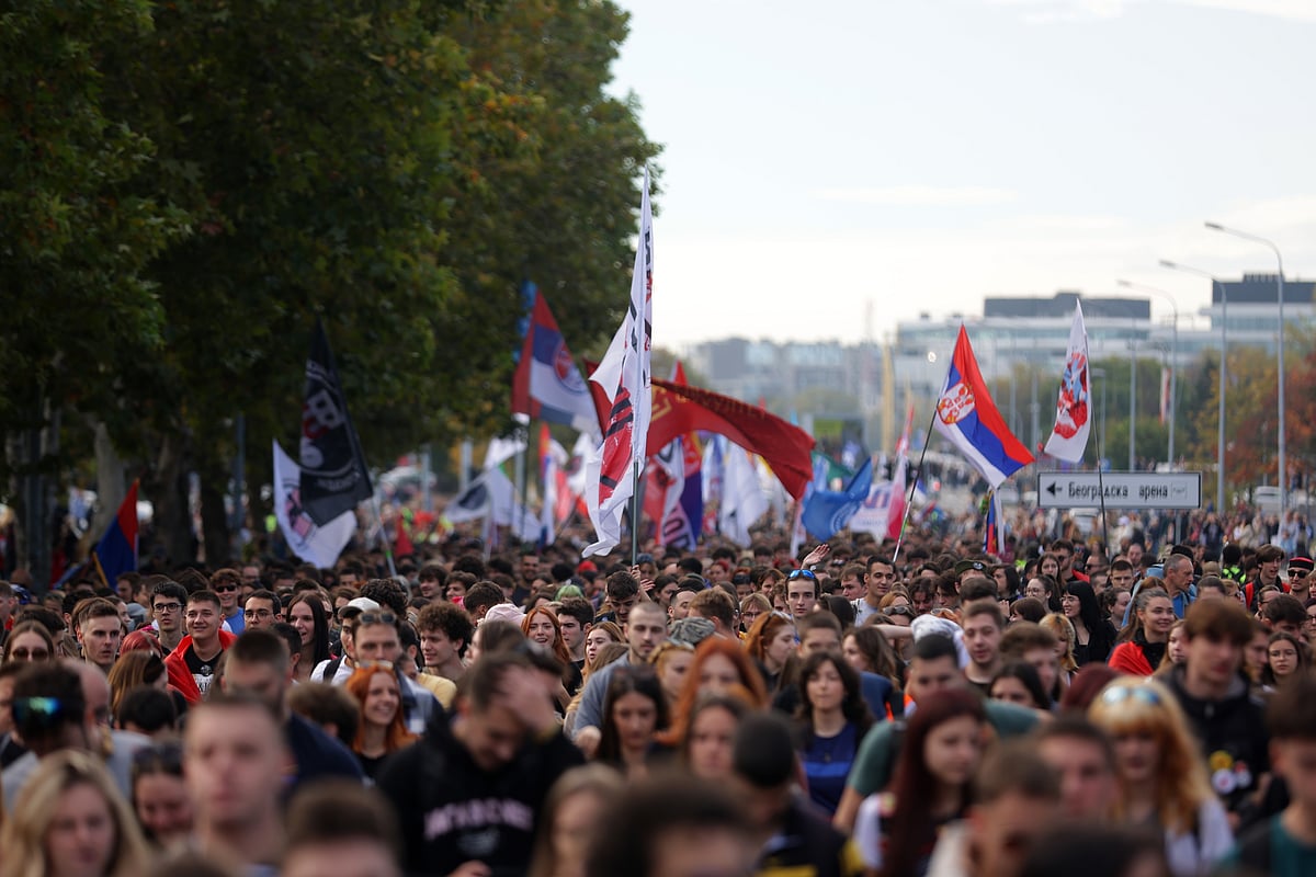 Um ano após a tragédia de Novi Sad, estudantes sérvios continuam a ...