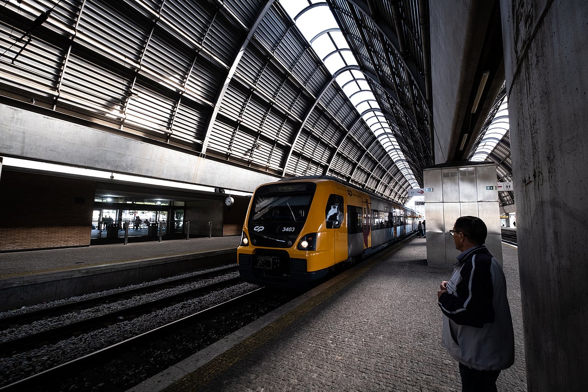Alargamento da ferrovia confirma demolição de casas em Contumil, Rio ...
