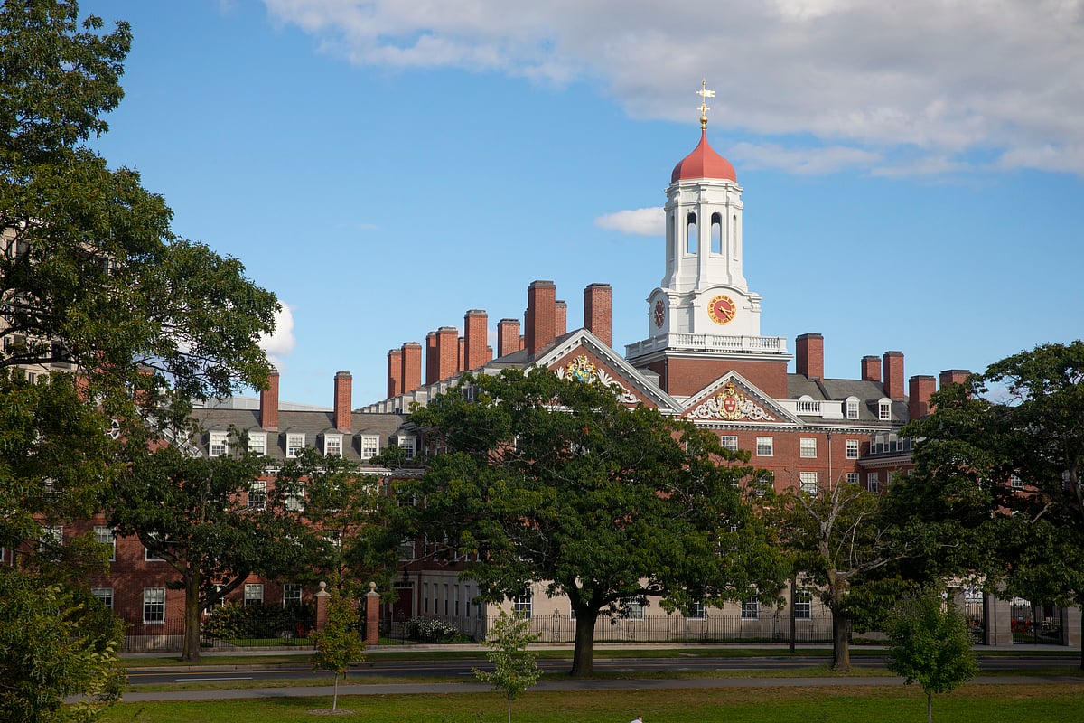 Harvard Processa Administração Trump: Declaração Conjunta de 100 Reitores