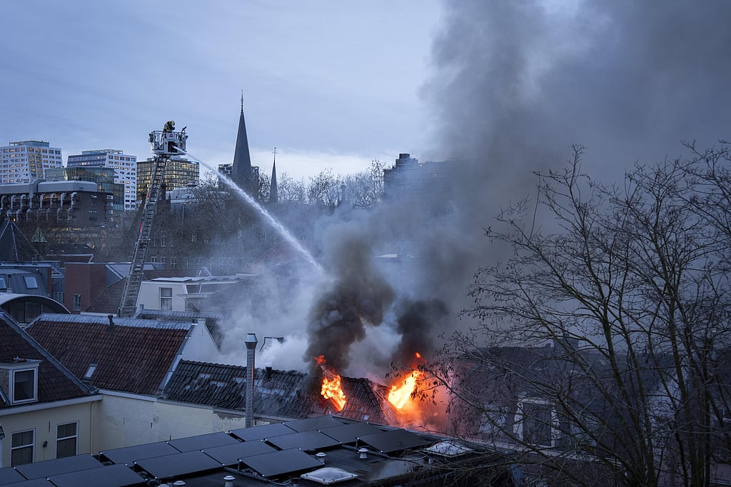 Explosão em edifício em Utrecht provoca grande incêndio e pelo menos ...