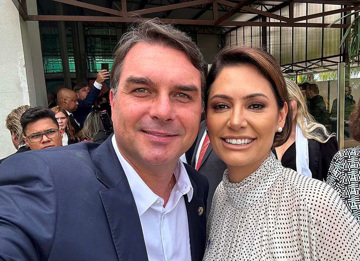 Bolsonaro está inelegível mas três filhos, a mulher, a ex e o irmão são ...
