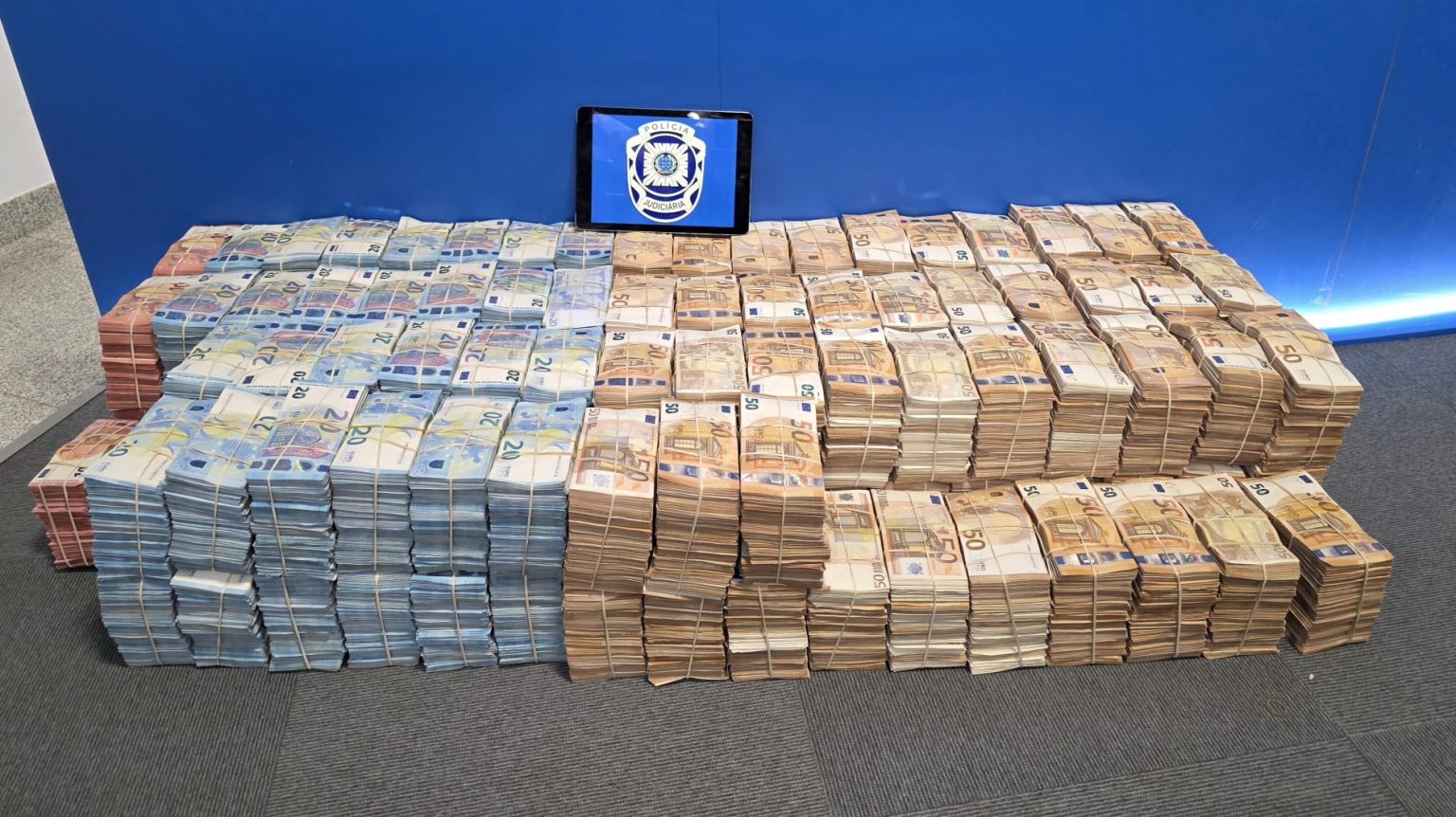 PJ apreende 4,8 milhões de euros em compartimento falso de carrinha na ...